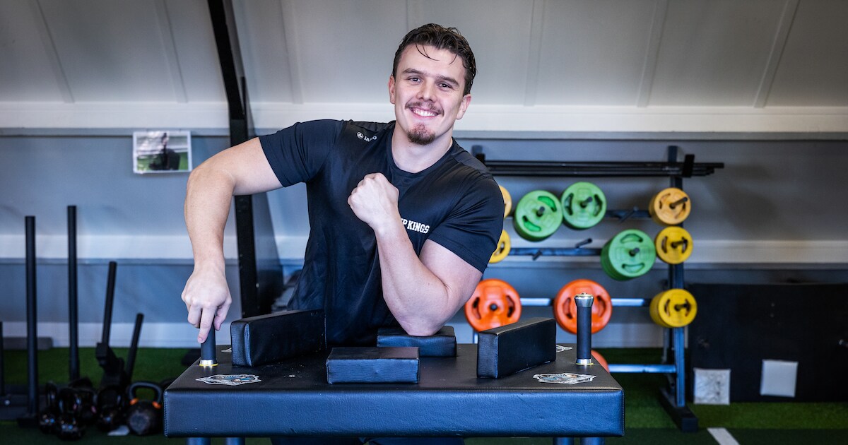 Owen (24) weet hoe je wint met armworstelen, een deel is psychologisch ...