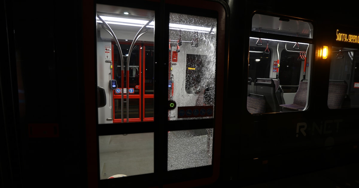 Jongen gooit ruit van rijdende tram stuk, politie zoekt in omgeving ...
