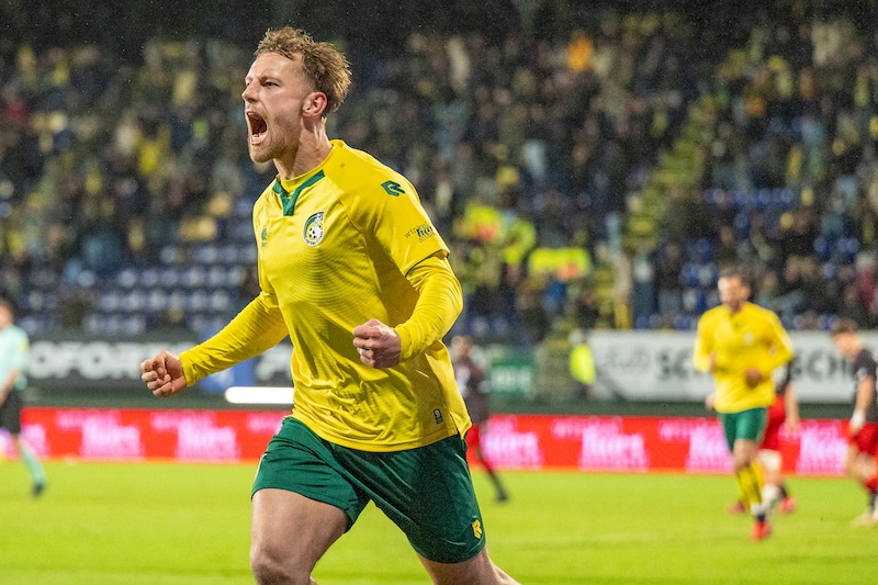 Fortuna Sittard wint dankzij penalty Ihattaren en kopbal Sierhuis van ...
