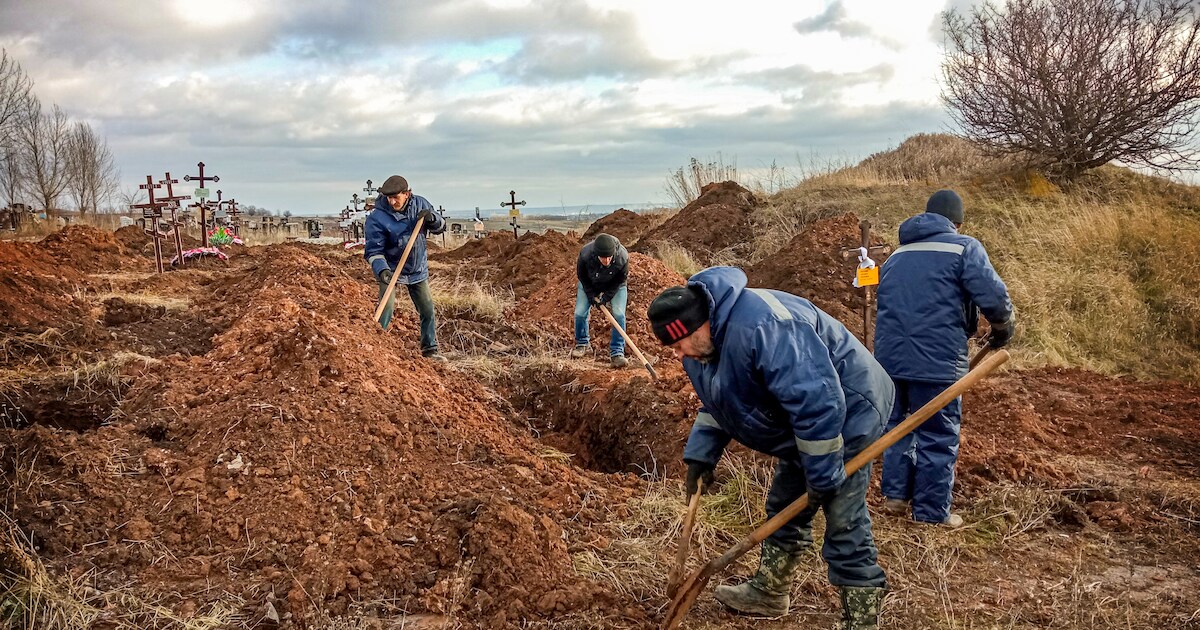 Vanuit belegerd Bachmoet: een slok wodka houdt grafdelver Volodja ...