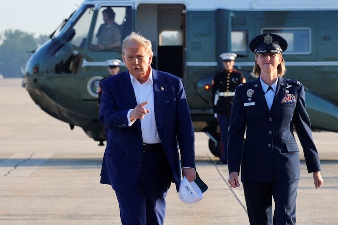 Donald Trump onderweg naar Den Haag, vliegtuig met president landt ...