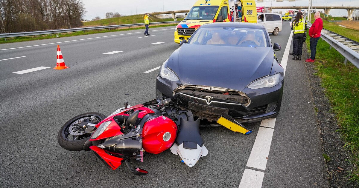 Motorrijdster gewond naar het ziekenhuis door botsing met Tesla op de ...