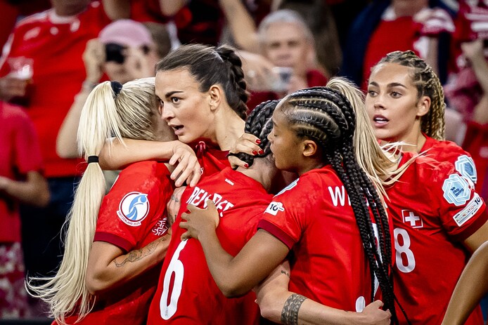 Zwitserland dankzij late goal van PSV-speelster Riola Xhemaili naar ...
