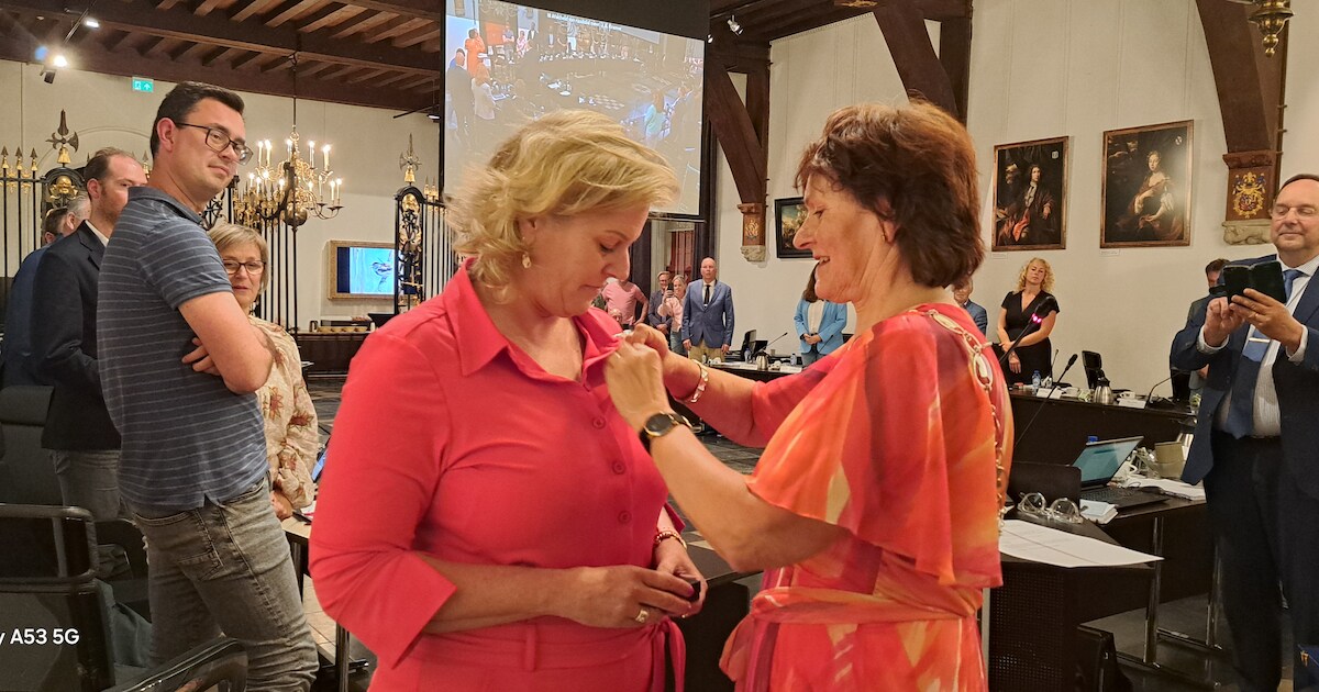 Scheidend Sluis’ raadslid Joyce Kramer (PvdA) ontroerd door koninklijk ...