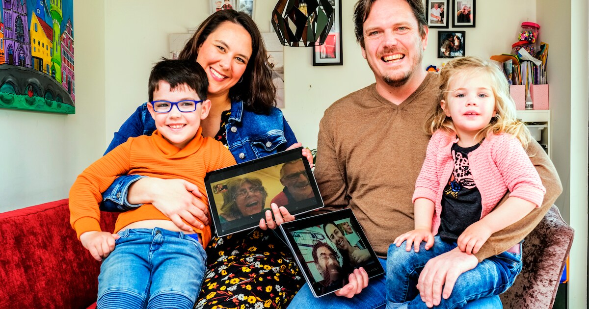 Nog nooit je kleinzoon in het echt gezien en geknuffeld: hoe corona ...