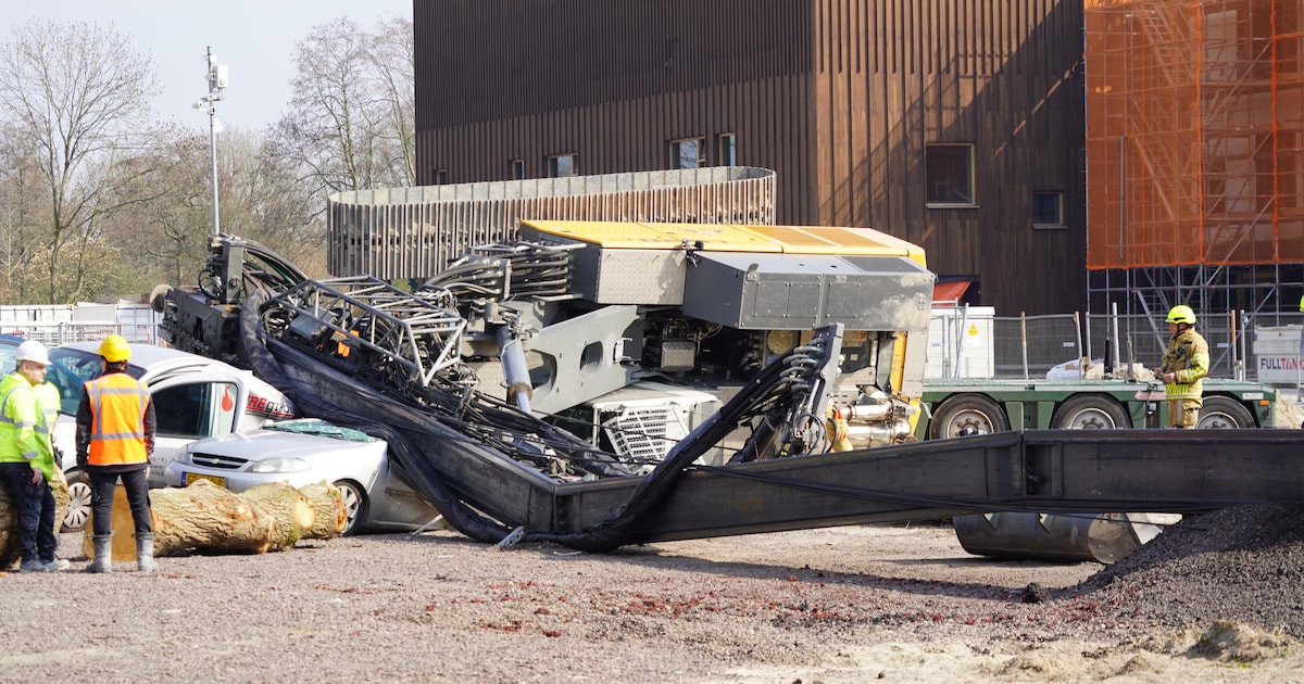 Heimachine valt om op bouwplaats in Hoorn, boven op auto en werkbus ...
