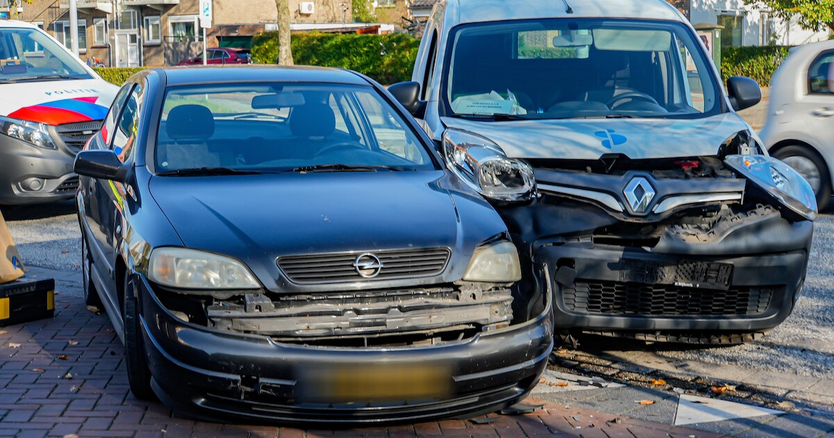 Twee auto's flink in de kreukels na harde botsing in Rotterdam | 112 ...