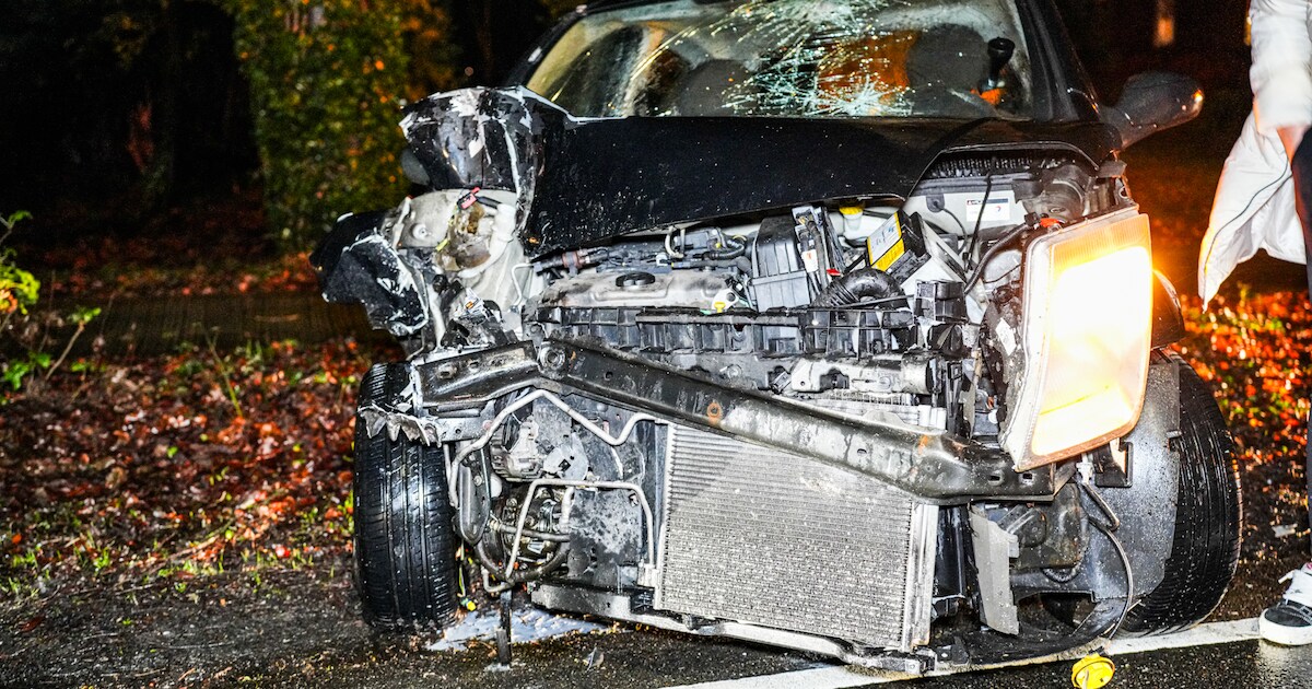 Grote schade na botsing tussen auto's op Zijtak Oostzijde in Nieuw ...