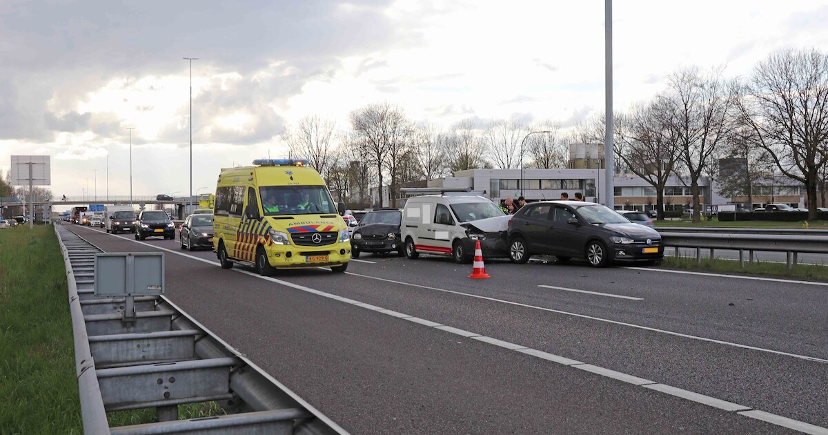 Drie auto’s botsen op elkaar in Waalwijk, flinke schade aan voertuigen | Waalwijk | AD.nl