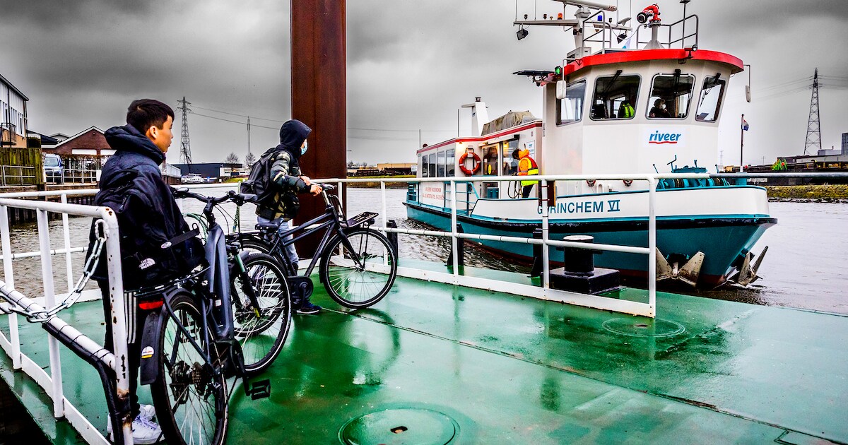 Wennen op de eerste dag van de tijdelijke pont: ‘Niet je fiets op de ...