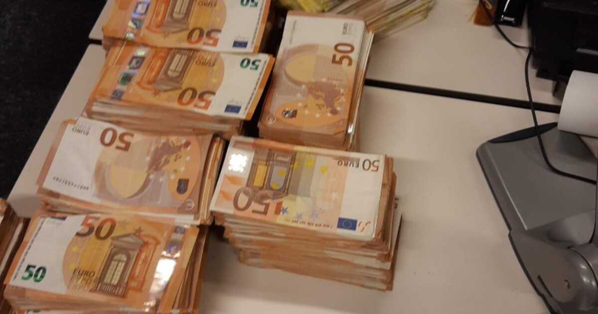 Politie stuit op bizar veel geldbriefjes: agenten vinden bijna 8 ...
