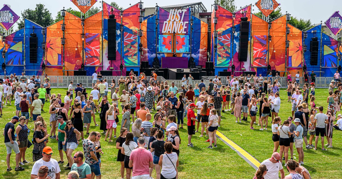 Met factor 50 en een waaier in de hand de warmte te lijf op uitverkocht ...