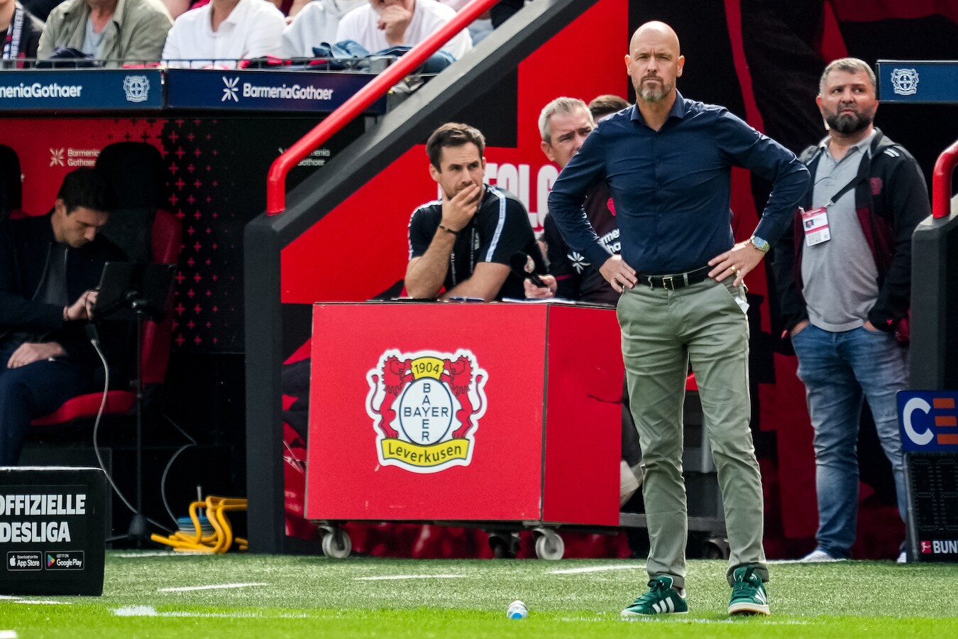 Valse start voor Erik ten Hag met Bayer Leverkusen, Paul Simonis wint wel bij Bundesliga-debuut ...