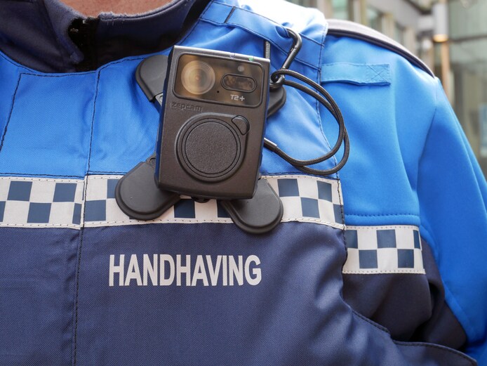 Tilburgse boa’s met bodycams en handboeien de straat op na toename van ...