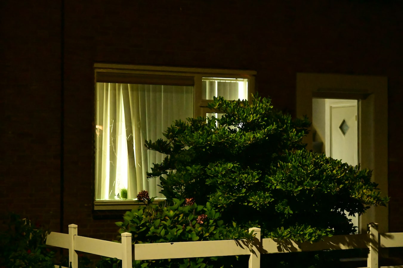 Bewoners dachten dat er geschoten werd, maar het was een steen door de ...
