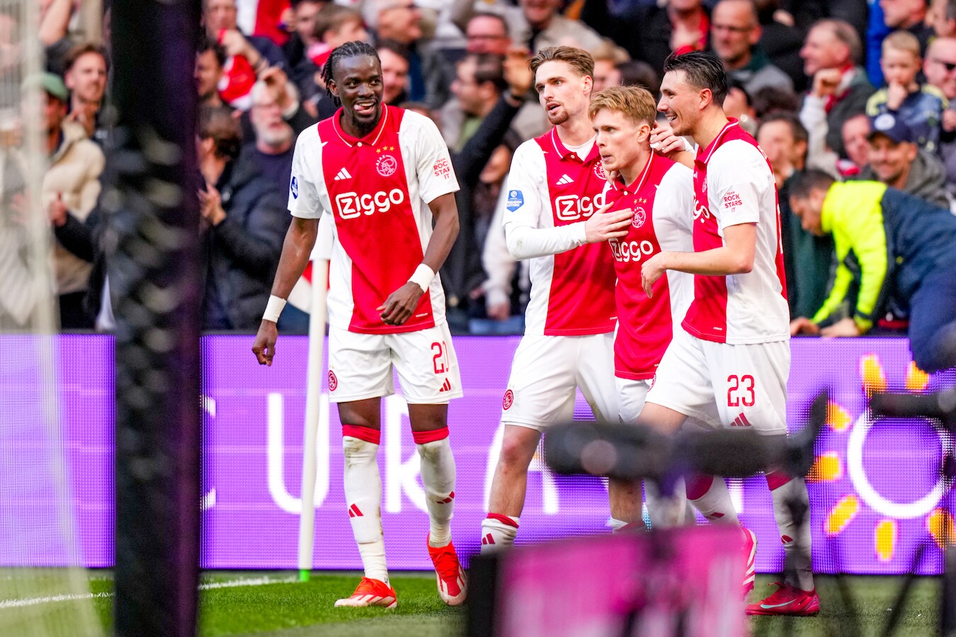 Ajax zet PSV op vijf punten na achtste zege op rij tegen tiental Go ...