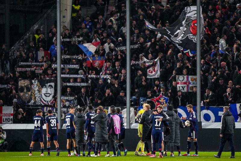 Agenten in het nauw gedreven en mishandeld: drie FC Utrecht-hooligans ...