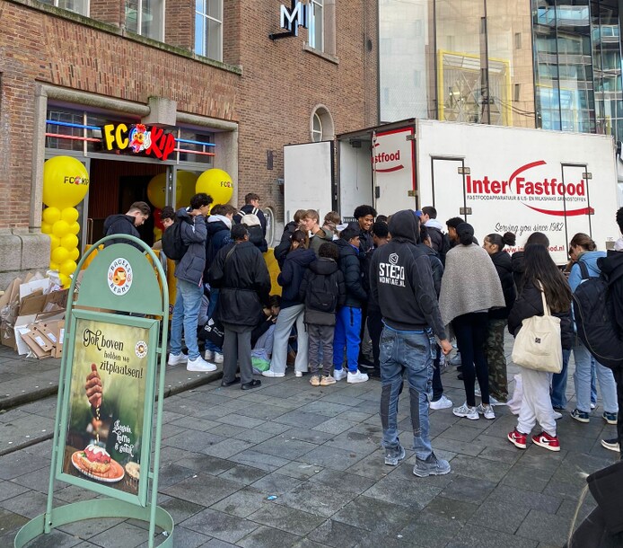 Opnieuw lange rijen bij FC Kip-restaurant, Jandino stelt deurbeleid in ...