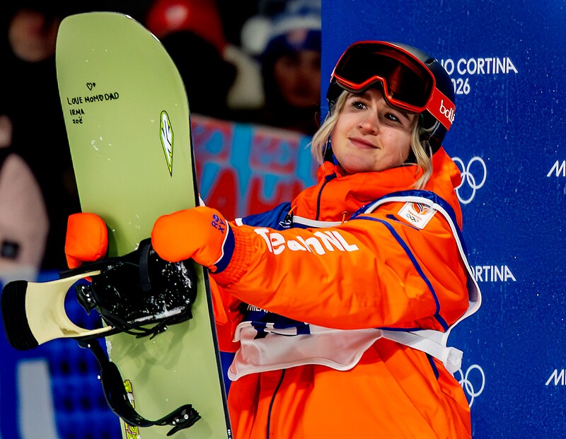 Snowboardster Melissa Peperkamp (21) blikt met opgeheven hoofd terug ...