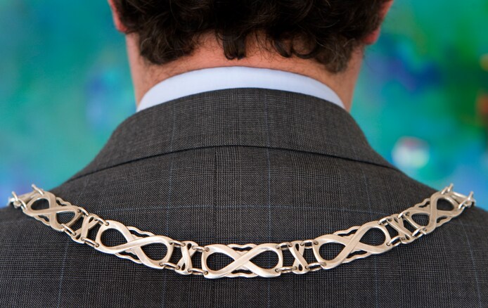 ‘Jonge, wat wolst no?’ Burgemeester gaat in gesprek met jongeren die ...