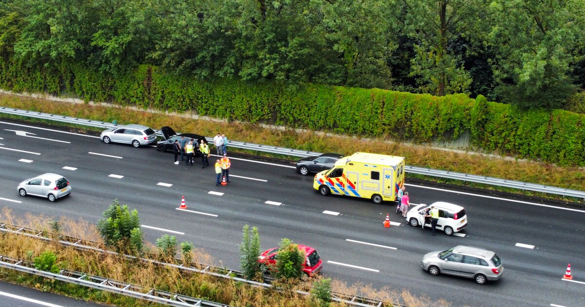 Drie rijstroken gesloten door een ongeval op de A15 bij Papendrecht | 112 nieuws Papendrecht | AD.nl