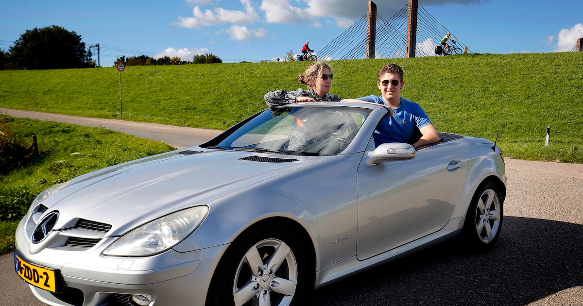 Deze hele familie is dankzij opa Cor (77) besmet met het Mercedes-virus ...