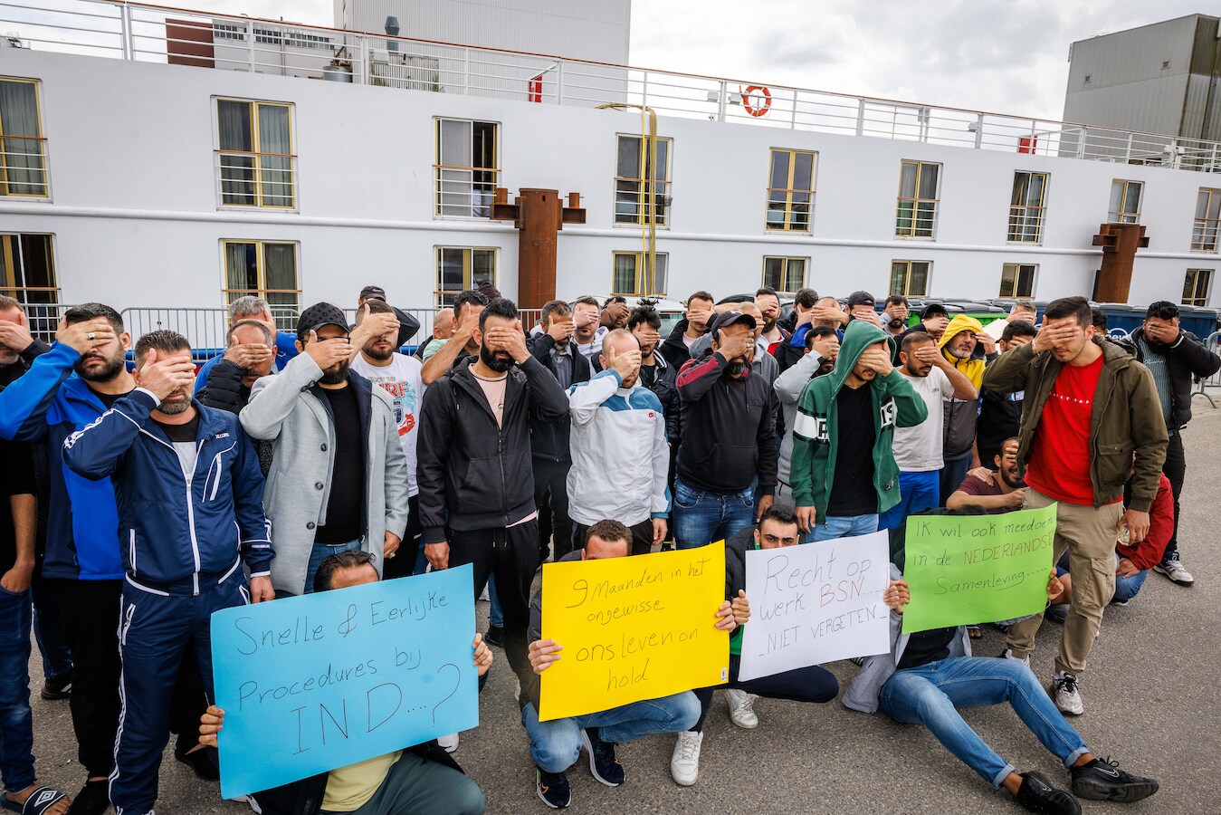 Immigratiedienst gaat azc’s langs vanwege onrust over lange wachttijden ...