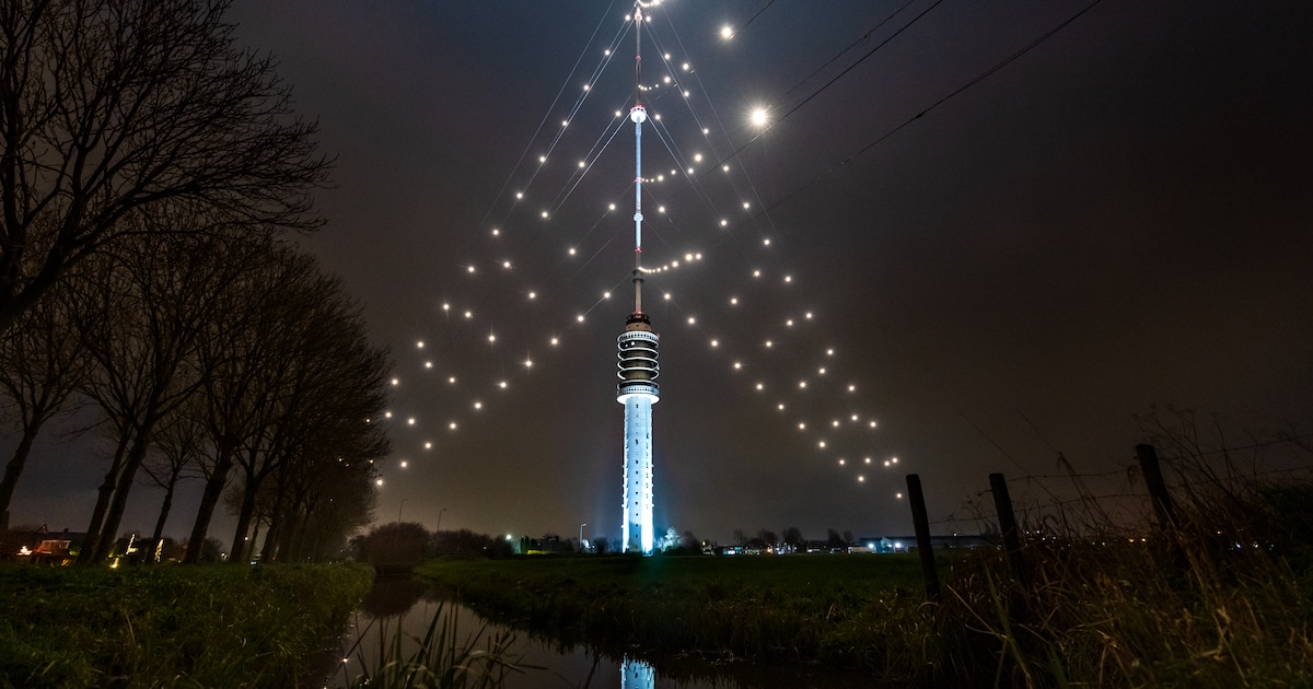 Vrijwilligers maken begin met optuigen Grootste Kerstboom en hangen 120 ...
