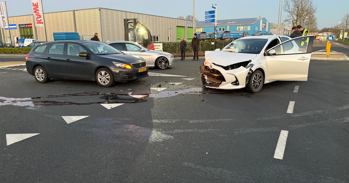 Aanrijding in Raalte: forse schade en kruispunt afgesloten voor verkeer | Raalte | AD.nl