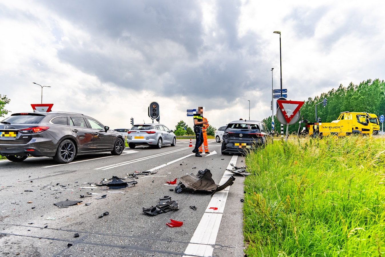 Flinke schade bij kop-staart botsing bij afrit A15 in Herveld | Foto ...