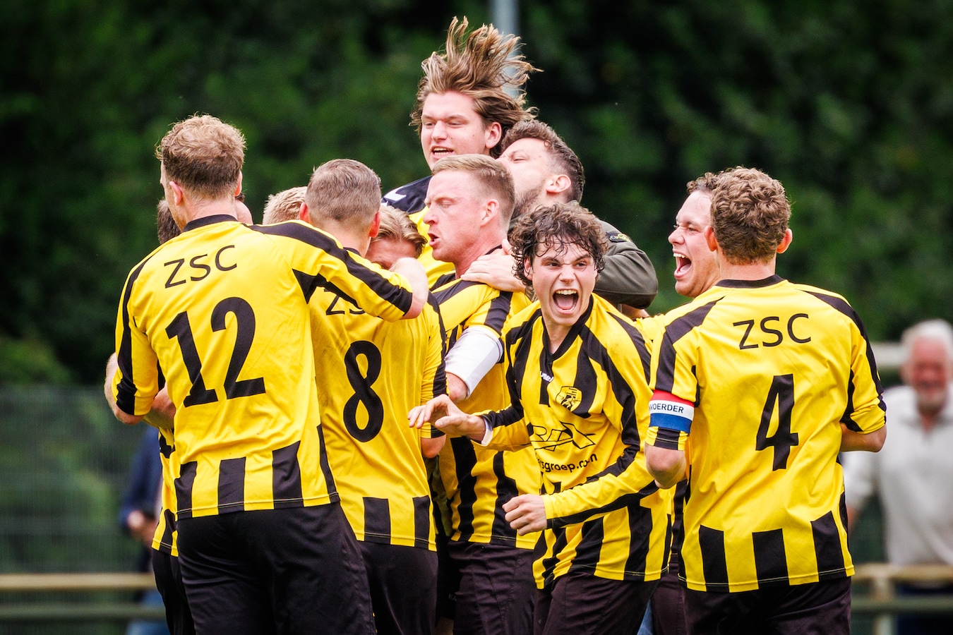 ZSC keert na zestig jaar terug in de derde klasse na strafschoppen ...