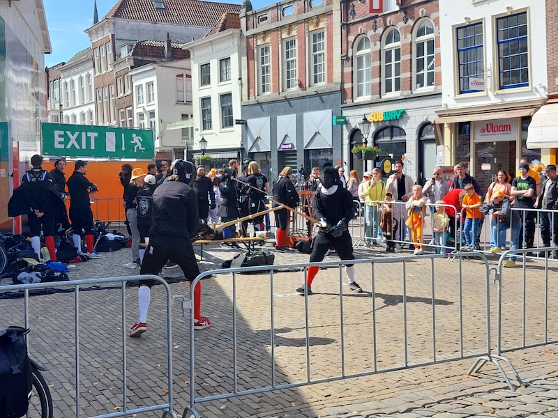 Koningsdag in het Groene Hart: burgemeester aan het buikschuiven, gyros ...