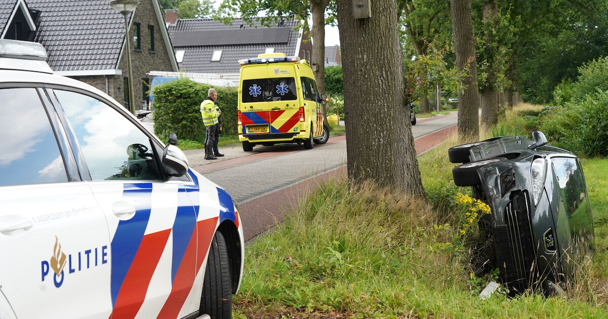 Auto op zijn kant in greppel na botsing met boom op de Fluitenbergseweg ...