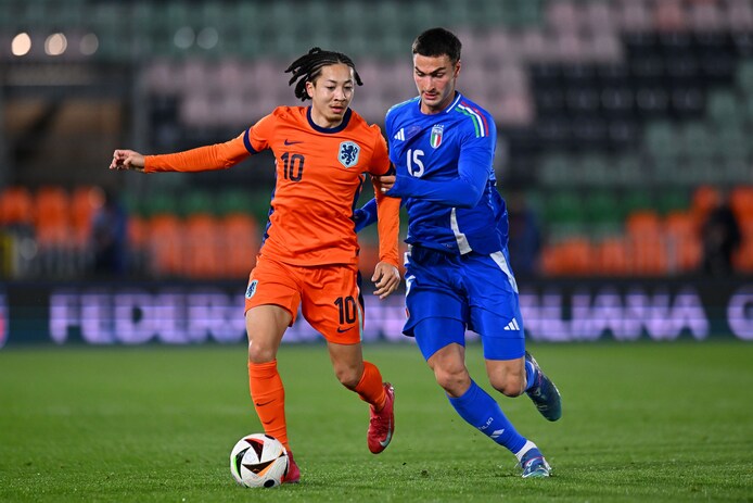 Jong Oranje wint na twee rode kaarten en met laatste balcontact oefeninterland in Venetië ...