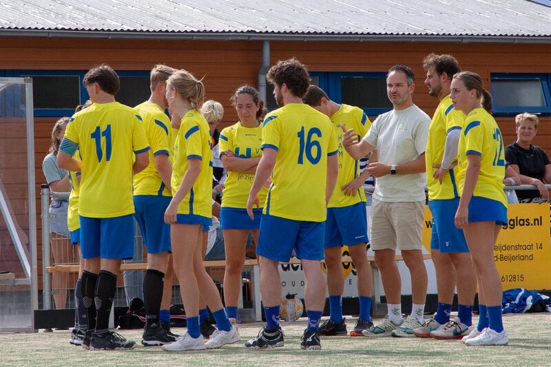 Clubman Rikkert (37) tijdelijke oplossing in trainerszoektocht Korbatjo ...