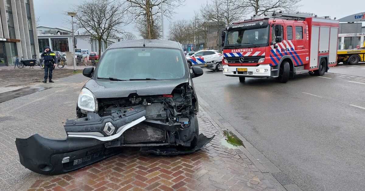 Bestuurder raakt bekneld in auto na ongeluk op Nijverheidsweg ...