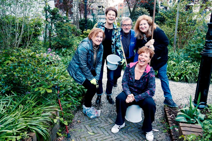 Wekelijks zetten deze buren zich in voor hun buurttuin: ‘Voorbijgangers ...