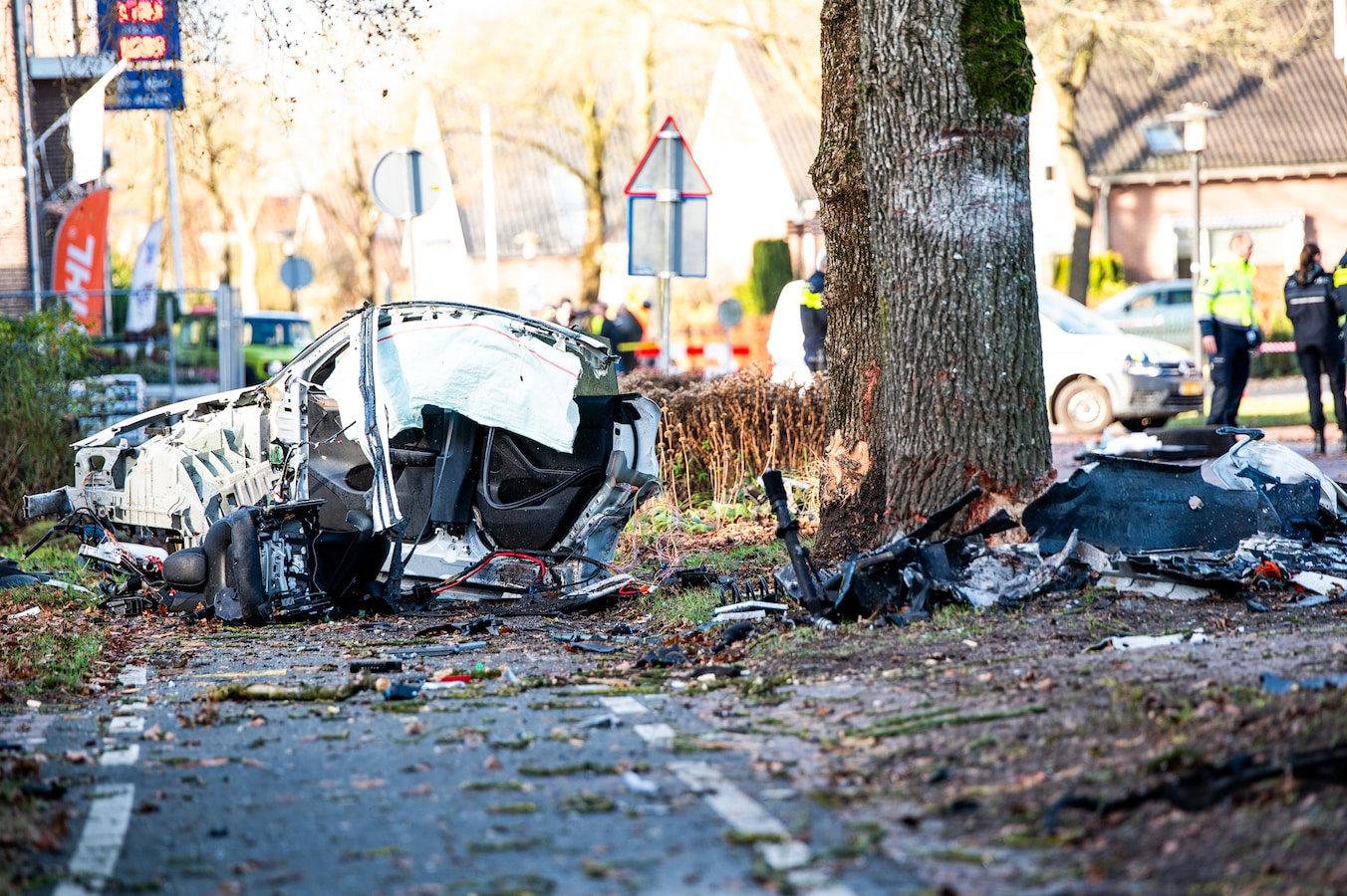 Man (85) overleden bij horrorcrash tegen boom in Diever, Tesla total ...