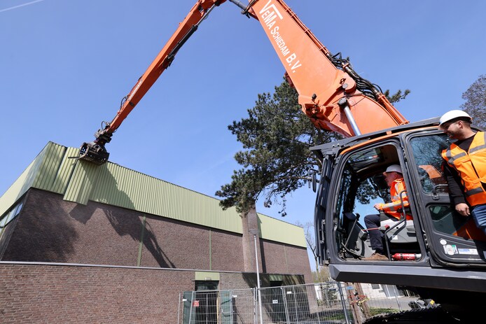 Sloop sporthal de Rozet in Rozenburg begonnen, maar het blijft wachten op nieuwe huizen ...