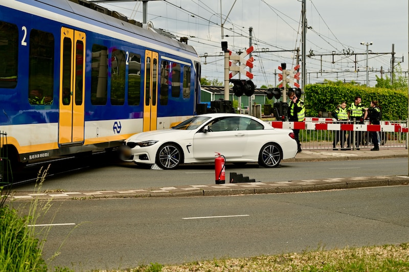 Trein en auto botsen op spoorwegovergang in Hoorn | Regio | AD.nl