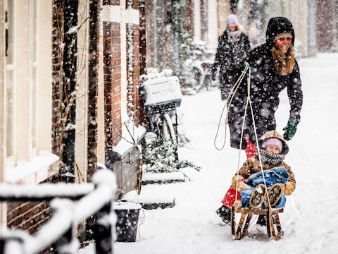 Strooiwagens proberen wegen begaanbaar te houden, maar komen niet ...