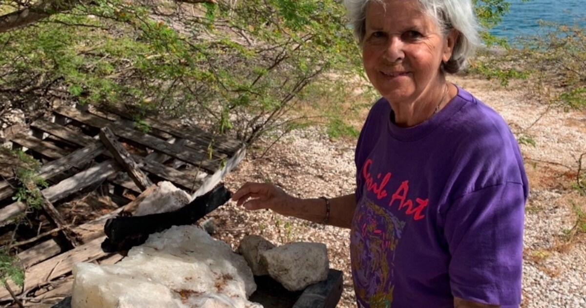 Beeldhouwster Brigitte (1939 - 2025) ontdekte het ‘Curaçaos marmer ...