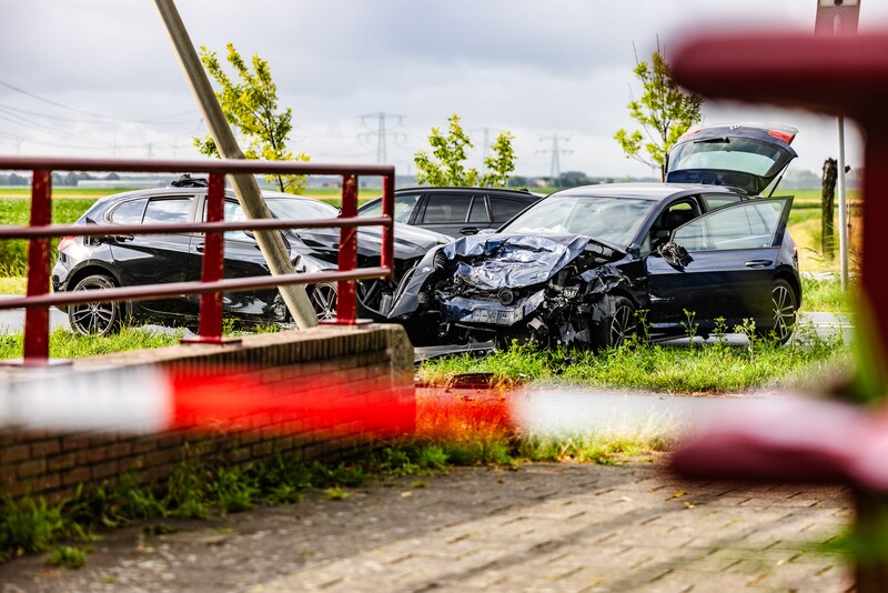 Ongeluk met drie auto’s nadat bestuurder op verkeerde weghelft rijdt ...