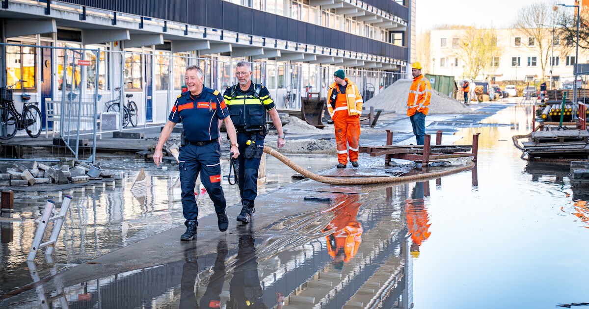 Aanleg stadsverwarming gaat mis: diep zinkgat in de Kramerstraat nadat ...