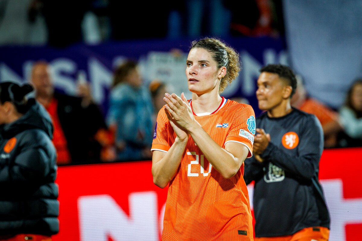 Dominique Janssen ‘supertrots’ met aanvoerdersband Leeuwinnen, Vivianne ...