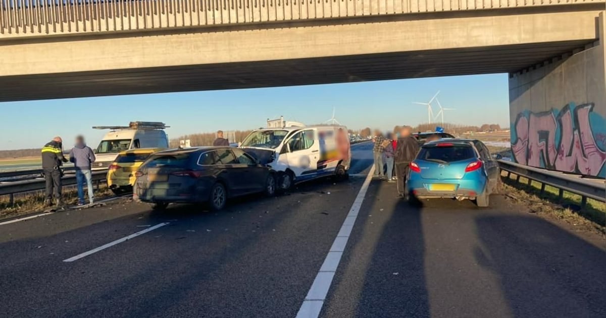 Ongeluk met acht voertuigen op A17, weg van Moerdijk naar Dordrecht ...