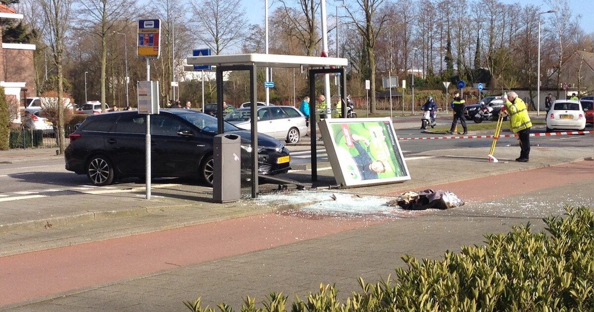 Auto rijdt abri in: zwangere vrouw zwaargewond | Rotterdam | AD.nl