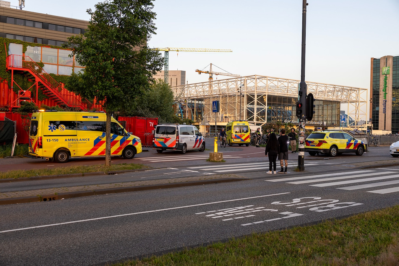 Drie gewonden bij mogelijk steekincident bij station Amsterdam ...