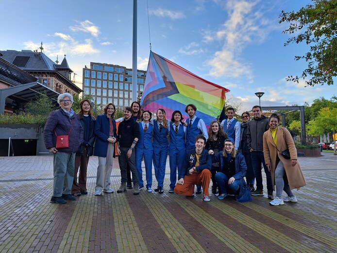 Delft hijst vlag voor Coming Out Day: ‘Ach, al die kleuren. Hij is ...