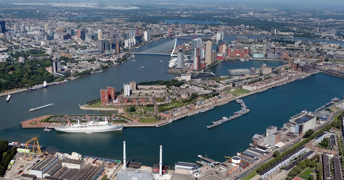 Brandweer rukt massaal uit voor oude fiets in water bij Katendrecht ...